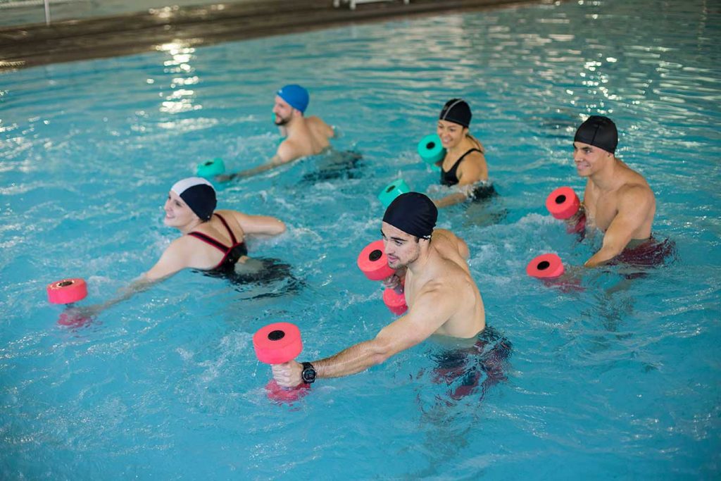 Cómo combinar entrenamiento de natación y gimnasio - GO fit ES